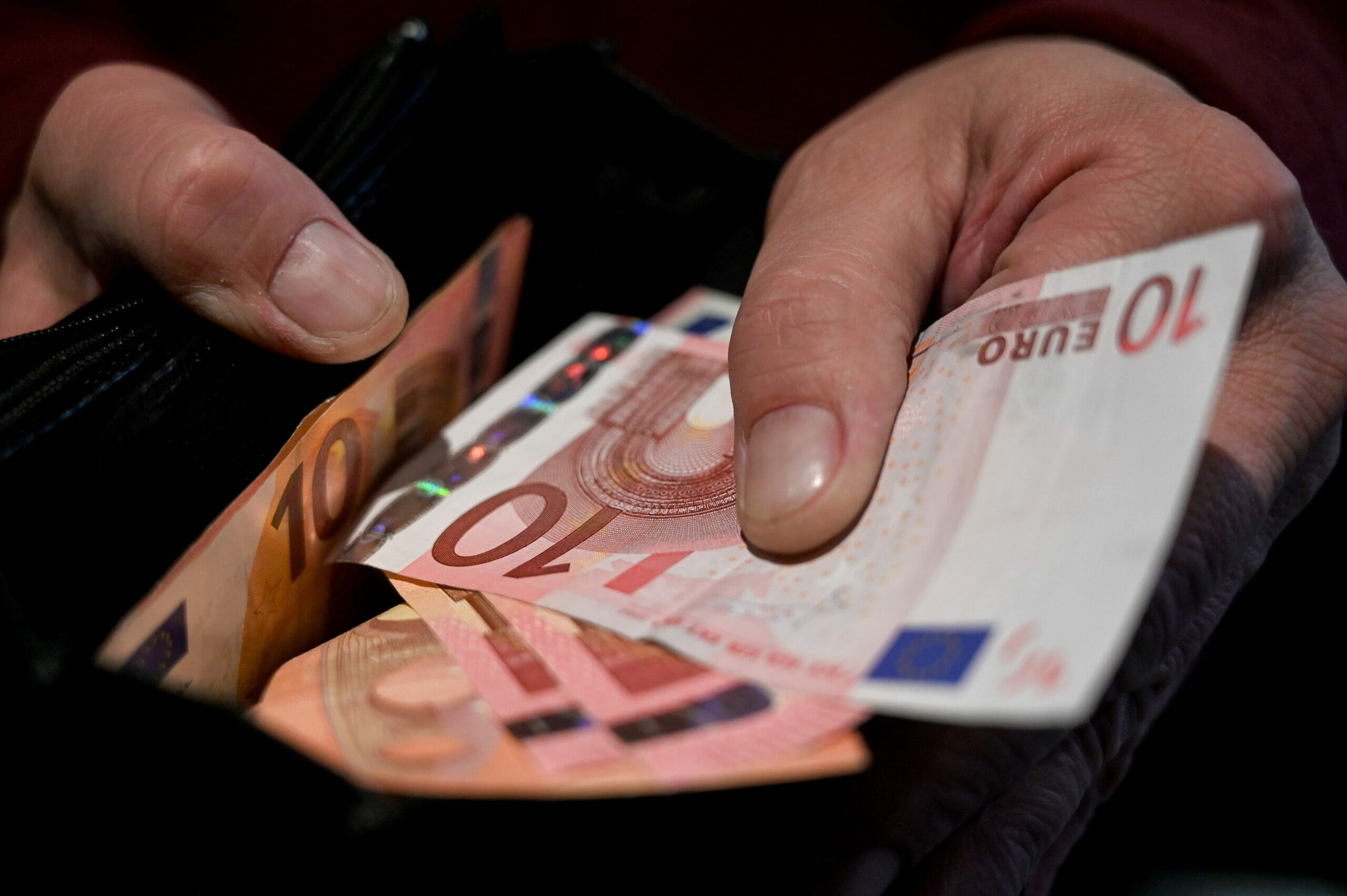 Altro che andare in pensione a 62 anni, nel 2024 stipendio più alto per 5 anni. Ecco a chi tocca ...