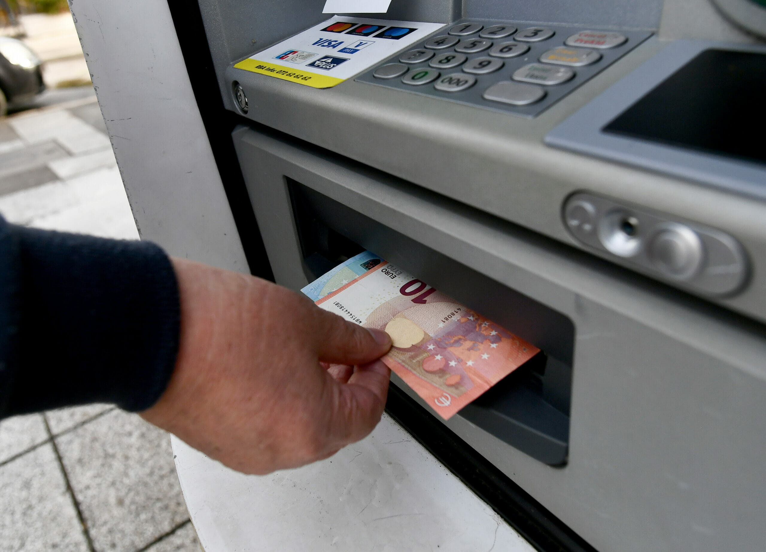 Quanto costa mantenere un bancomat annualmente e quanto costa prelevare ...